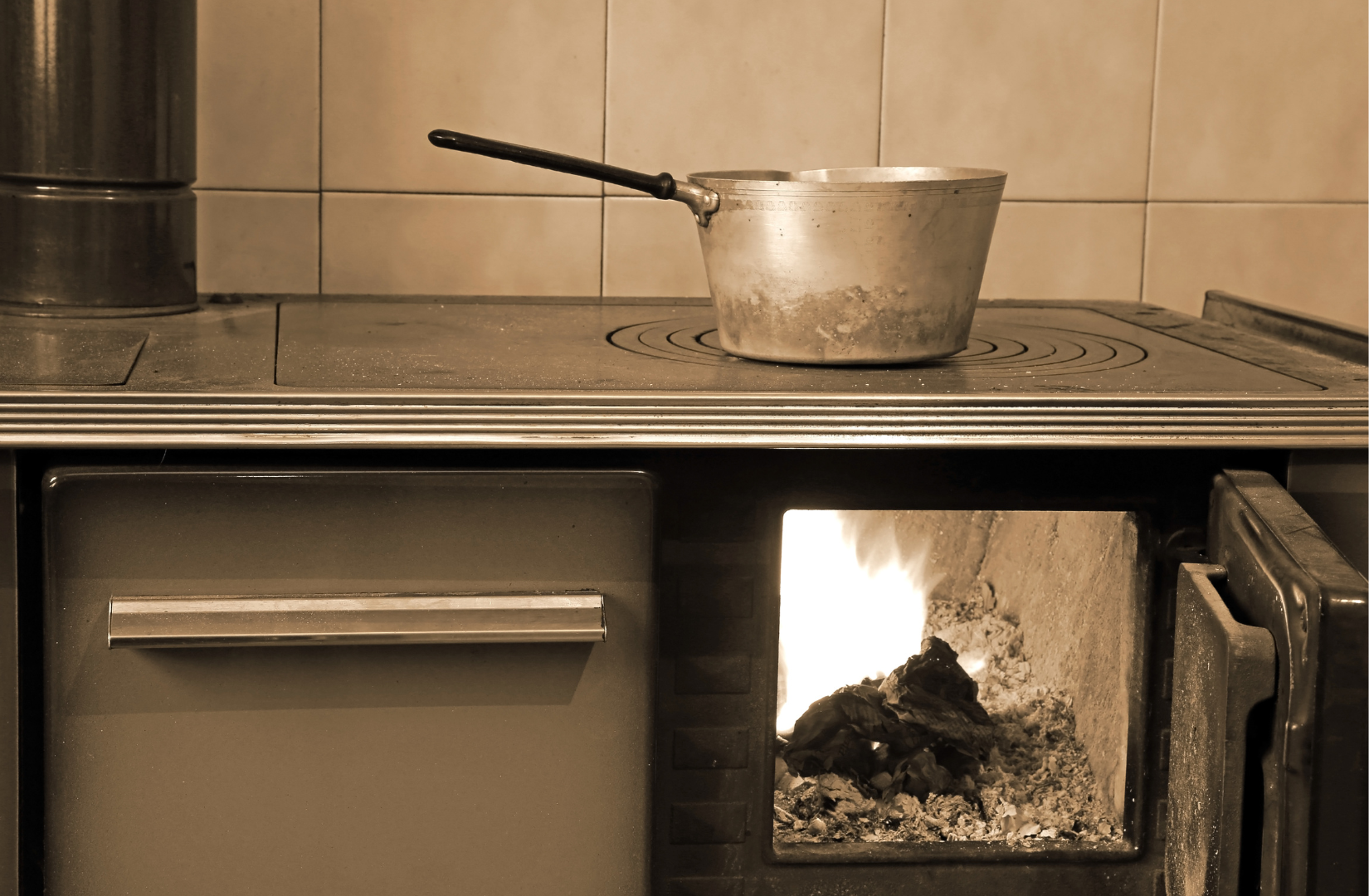 How to Cool Your Kitchen – 10 Ways (Pros/Cons + Space + Costs ...